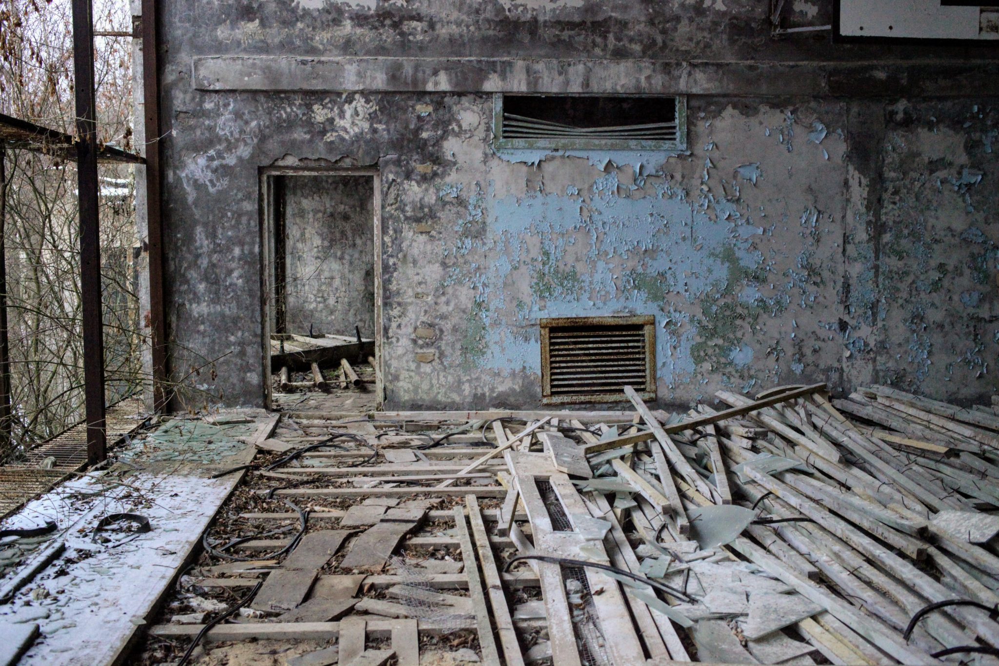 Chernobyl Tour: Pripyat’s abandoned Basketball Court and Swimming Pool ...